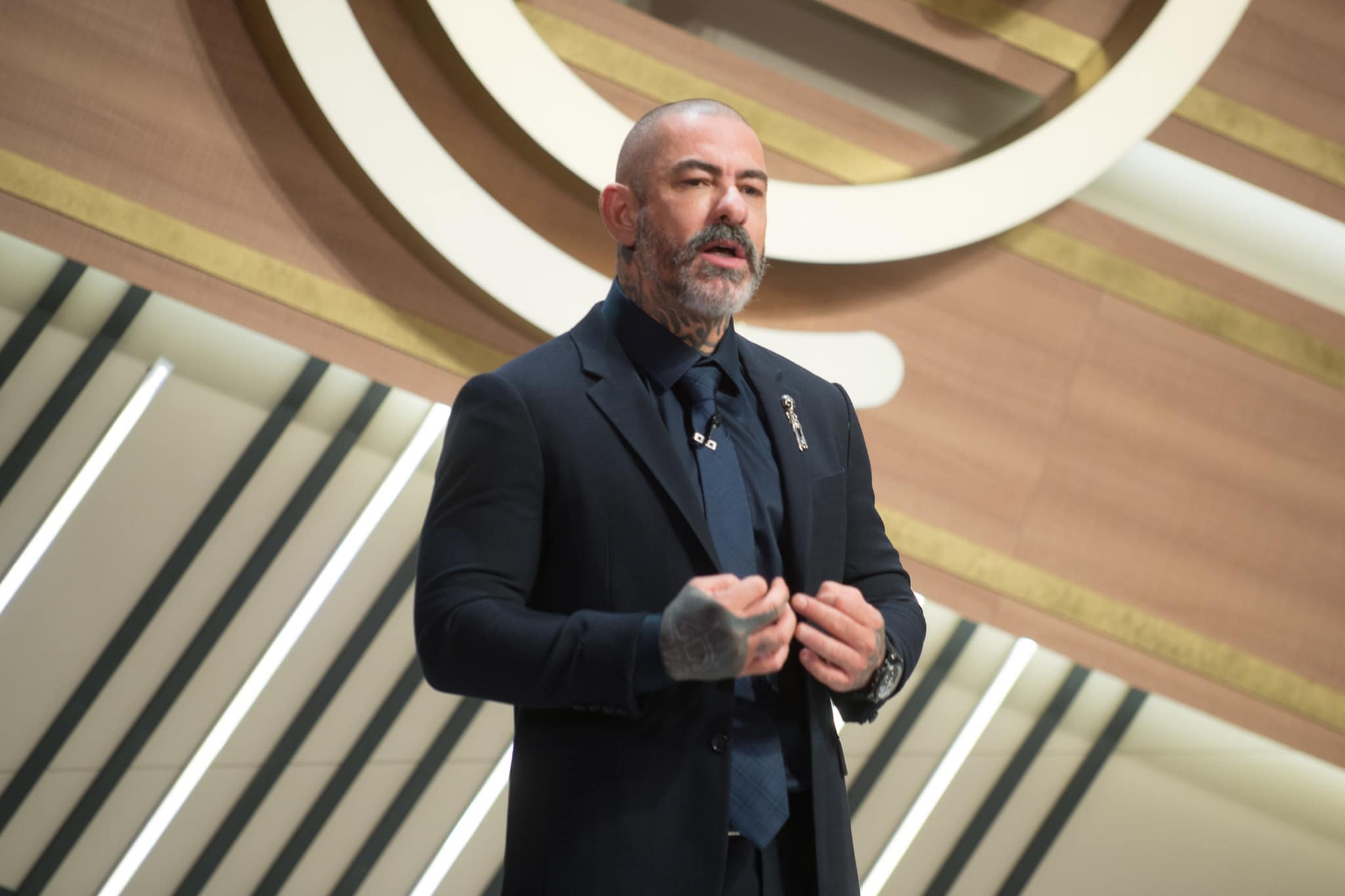 Henrique Fogaça desmaia em gravação do MasterChef e vai para hospital