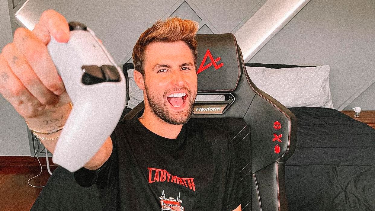 Pedro Rezende comemora o impacto na vida dos fãs: "Seis anos depois"