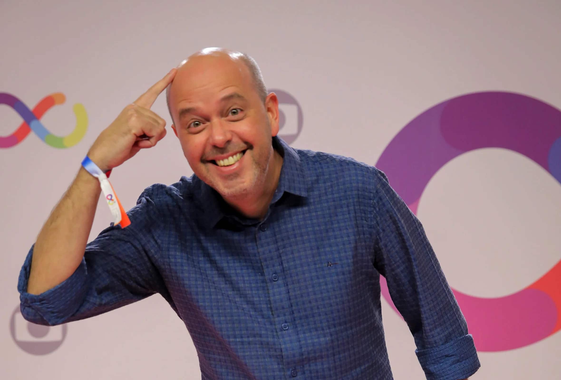 Alex Escobar fala sobre cabelo: "Faria tudo pra ficar careca antes"