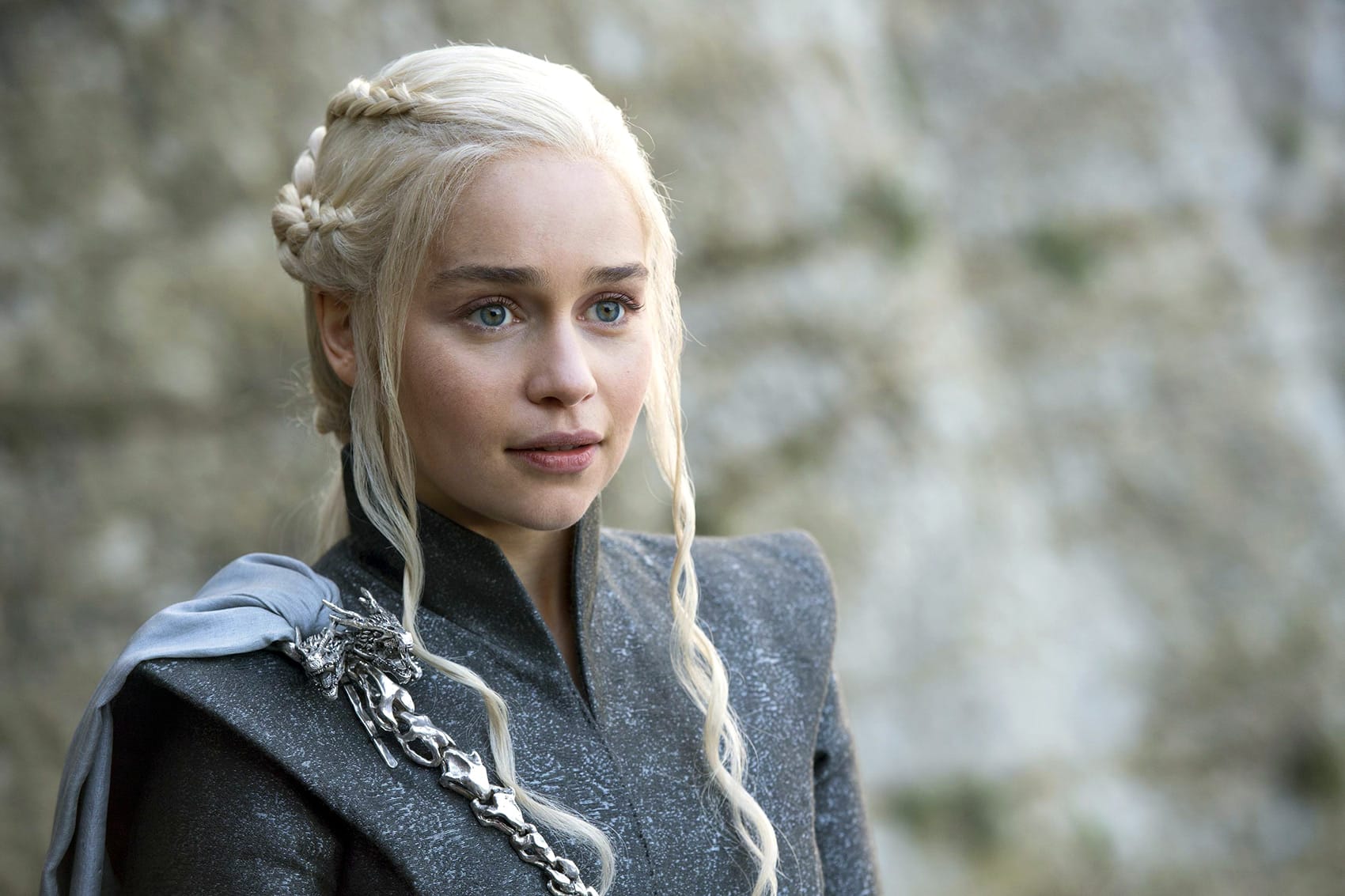Emilia Clarke relembra doença grave durante gravações de série da HBO