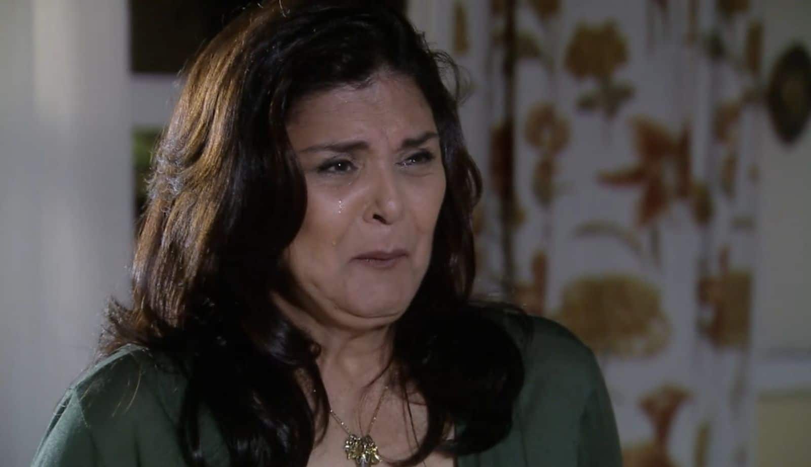 A Favorita: Cilene chora ao ouvir ofensas graves de Halley