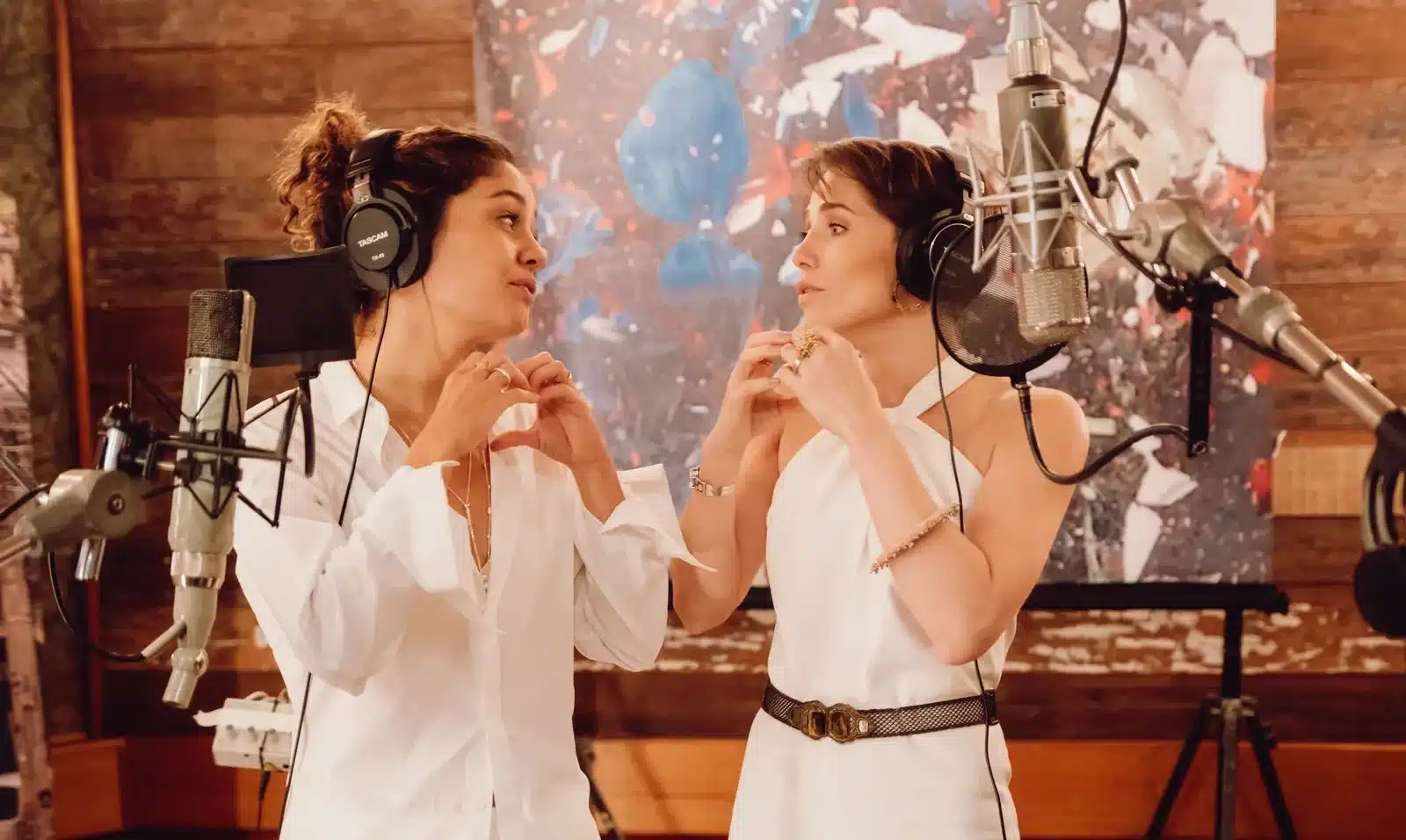 Letícia Colin revela que se emocionou com Sophie Charlotte em novela