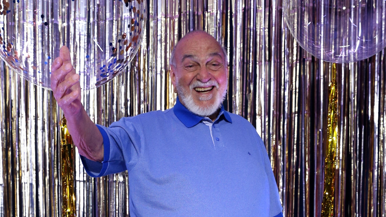 Globo grava famosa vinheta de fim de ano; e Lima Duarte leva "encoxada"