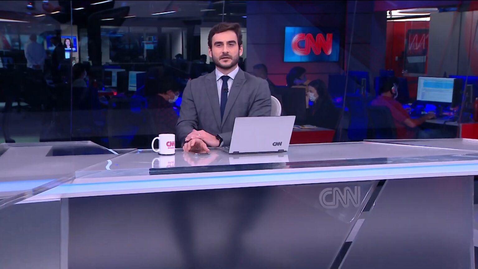 CNN Brasil demite o apresentador Evandro Cini e volta a fazer cortes