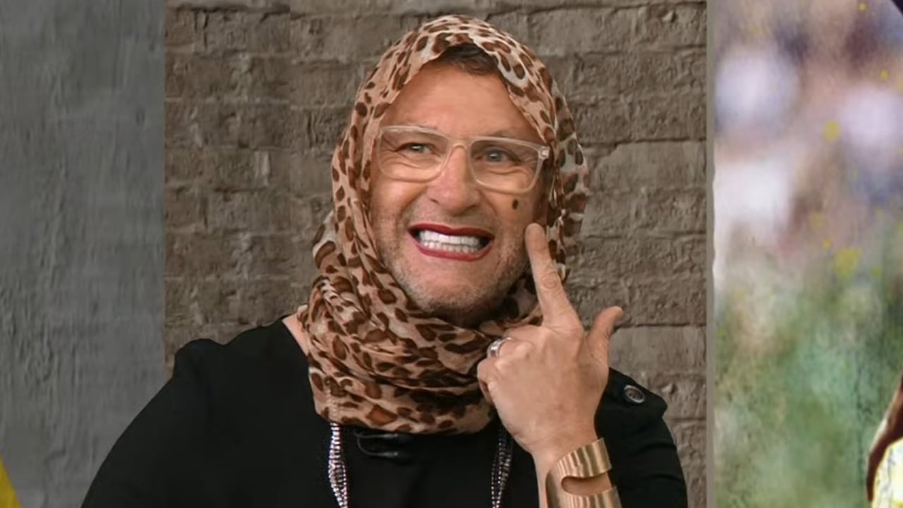 Craque Neto se veste de “sogra de Vítor Pereira” para apresentar programa