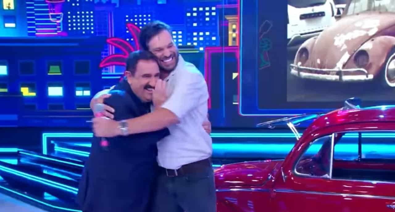 No SBT, Ratinho emociona funcionário e devolve carro restaurado