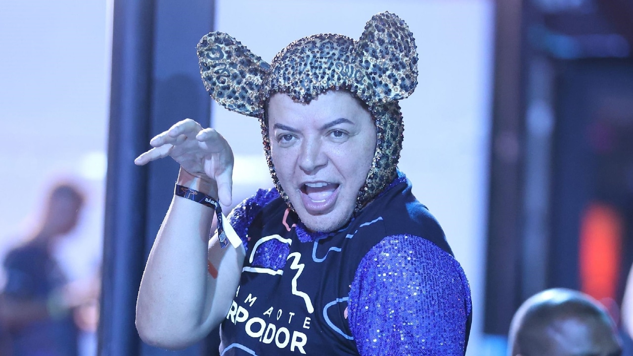 David Brazil relembra única vez que beijou mulher: “Língua travou”