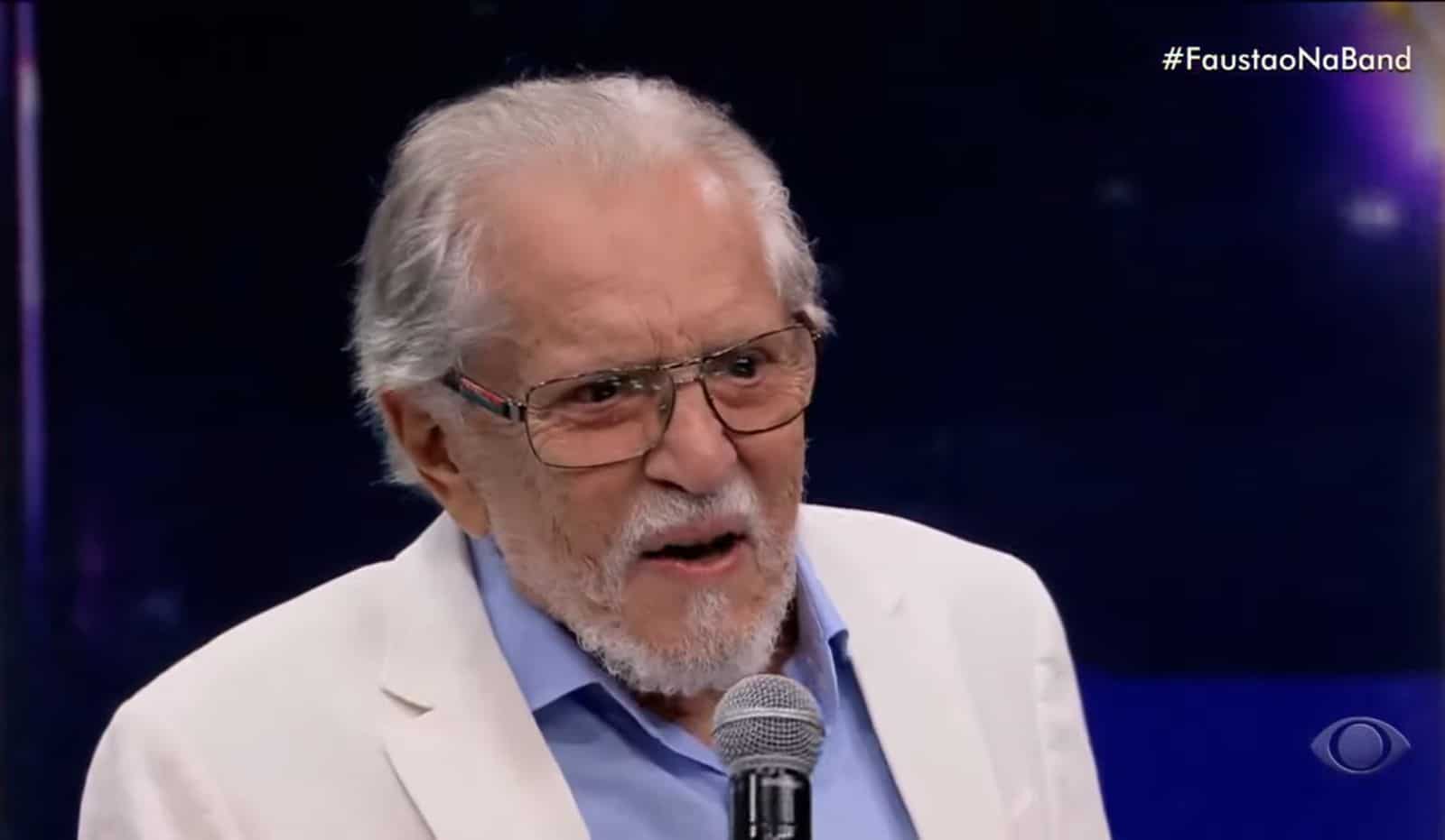 Carlos Alberto de Nóbrega chora com homenagem de mulher 42 anos mais nova