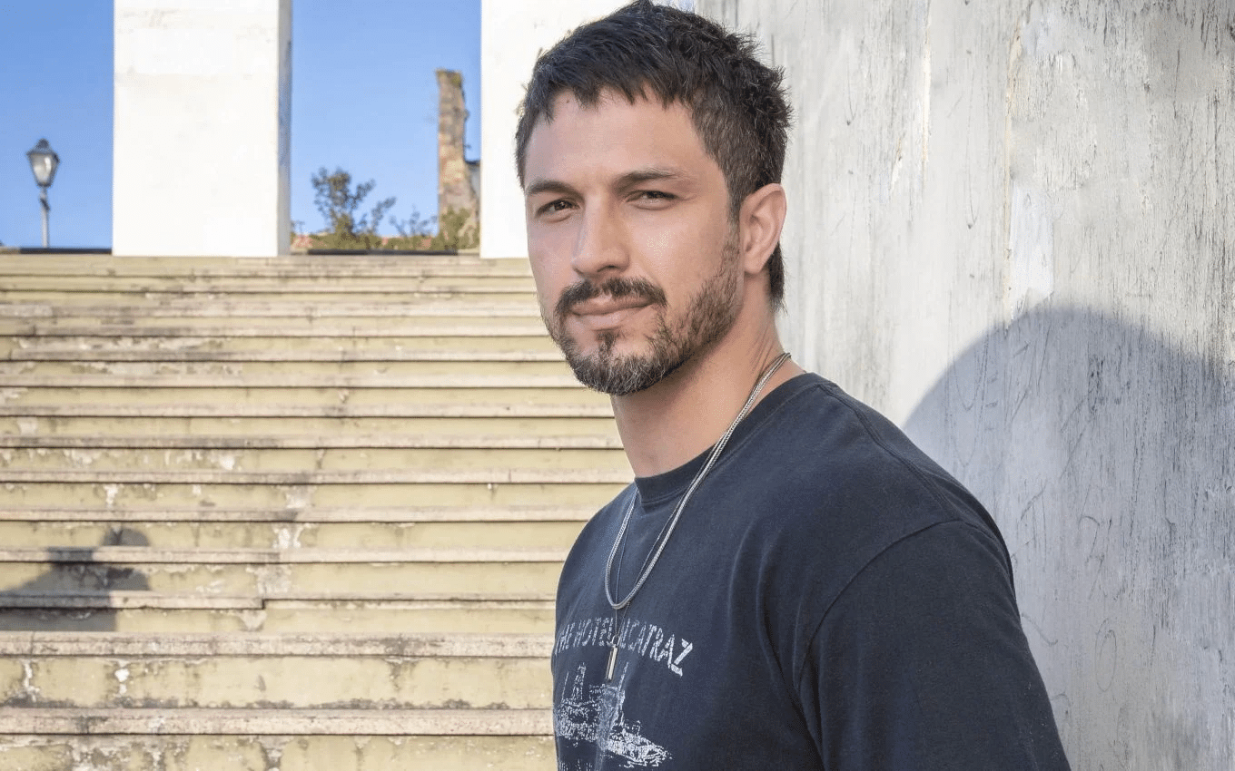 Romulo Estrela reclama de críticas após foto com colega de Travessia