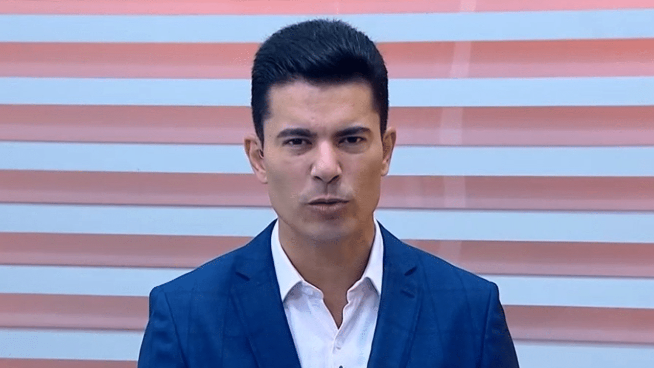 Wagner Montes Filho se emociona ao ganhar novo cenário em jornal da Record