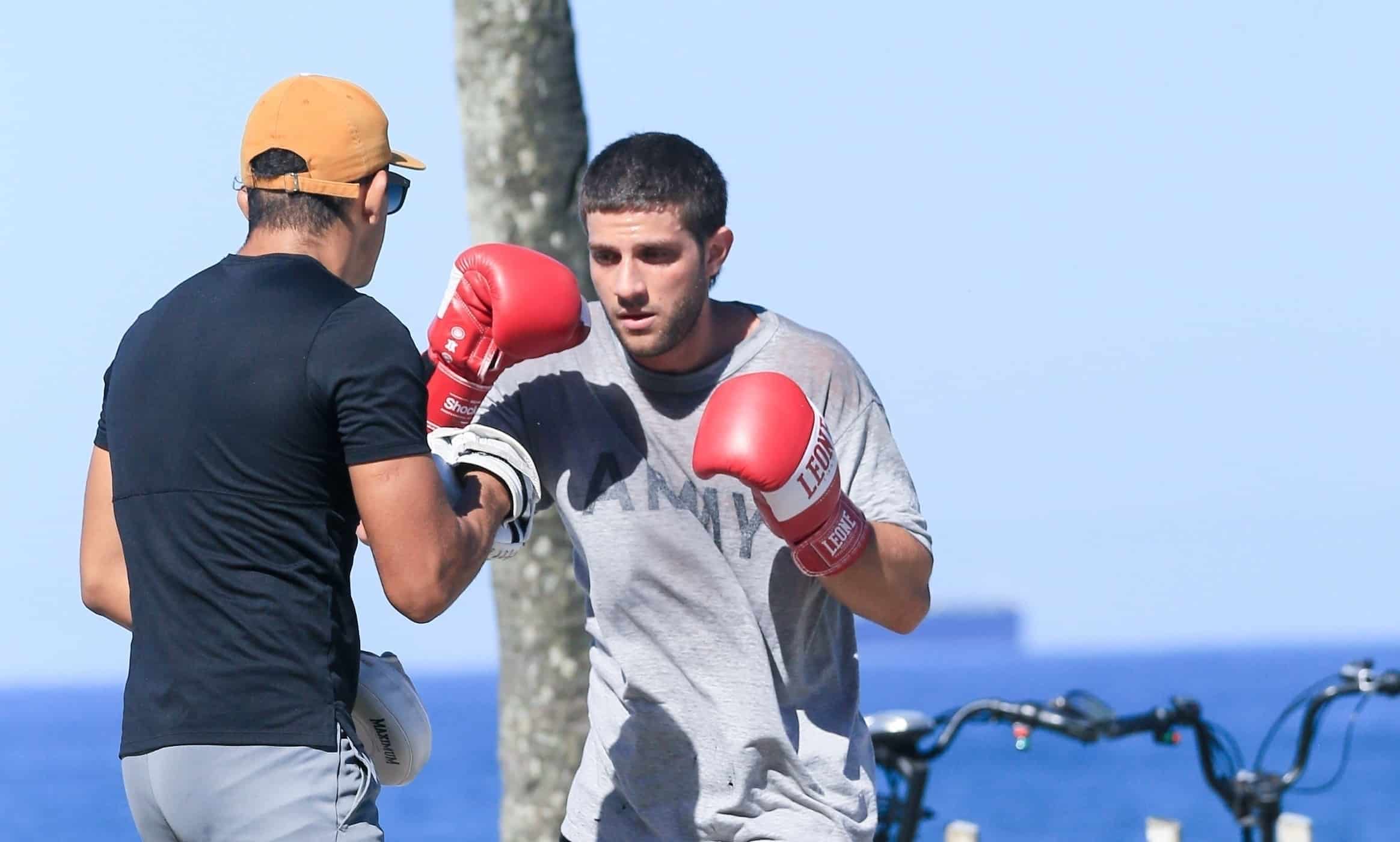 Chay Suede treina forte em dia de calor no Rio de Janeiro após fim de ...