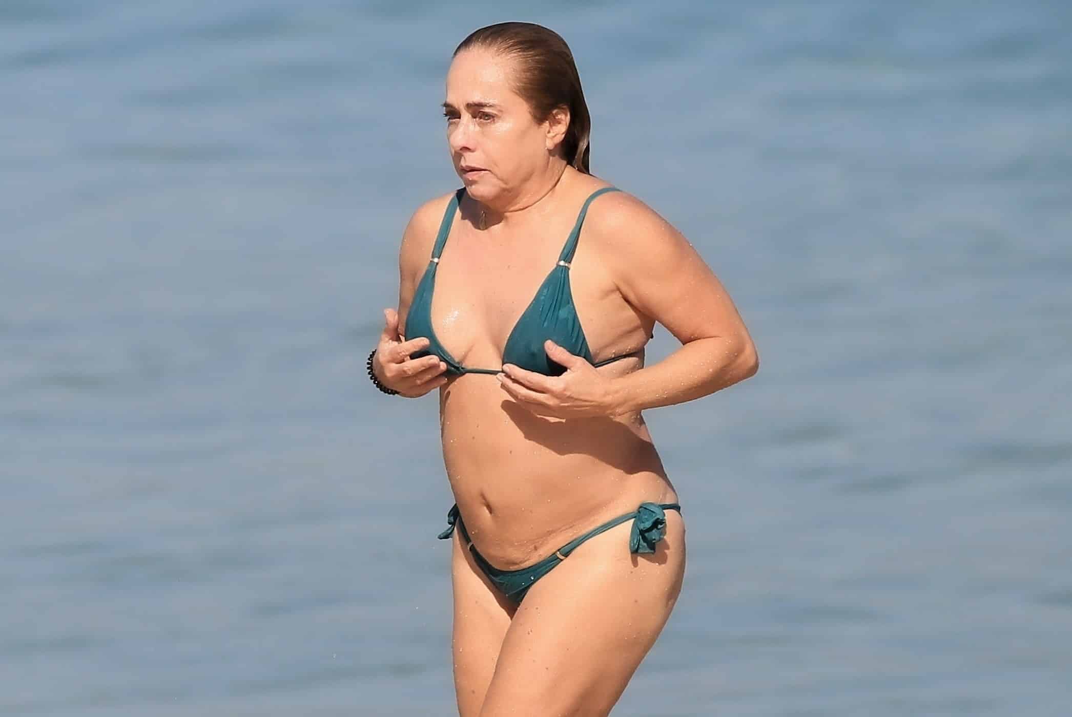 Apresentadora do Sem Censura, Cissa Guimarães curte dia na praia