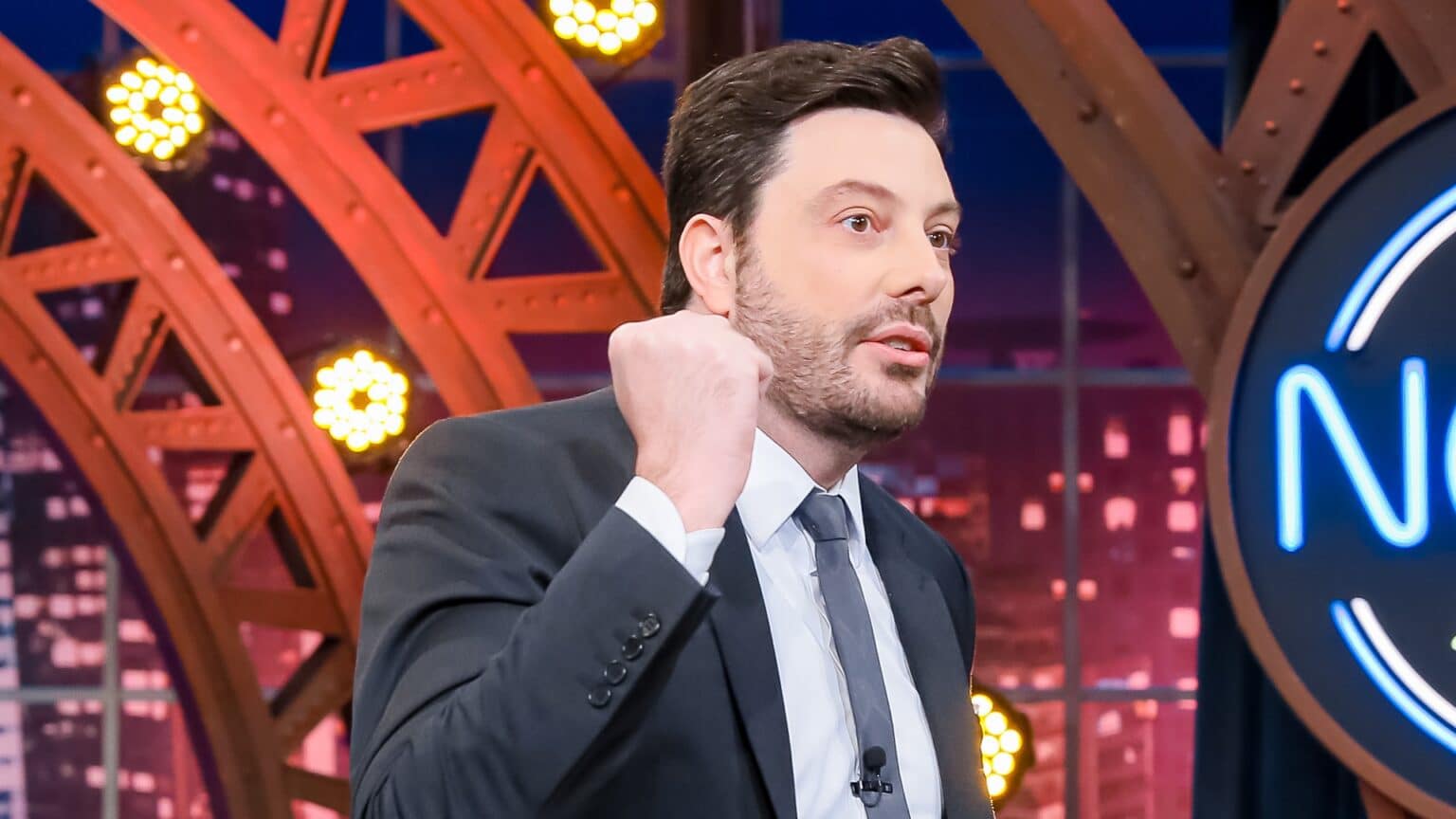 Danilo Gentili toca o sino de Silvio Santos e faz SBT superar ibope de ...