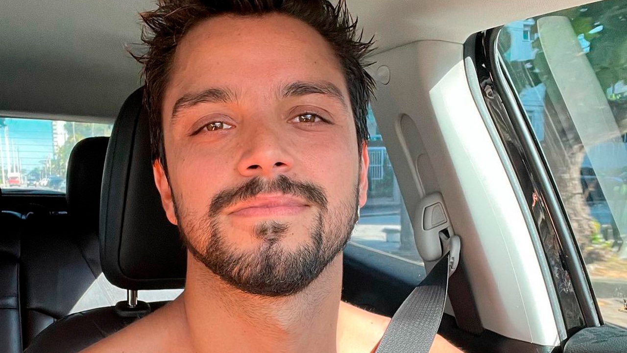 Rodrigo Simas explica por que não estará no elenco do remake de Renascer