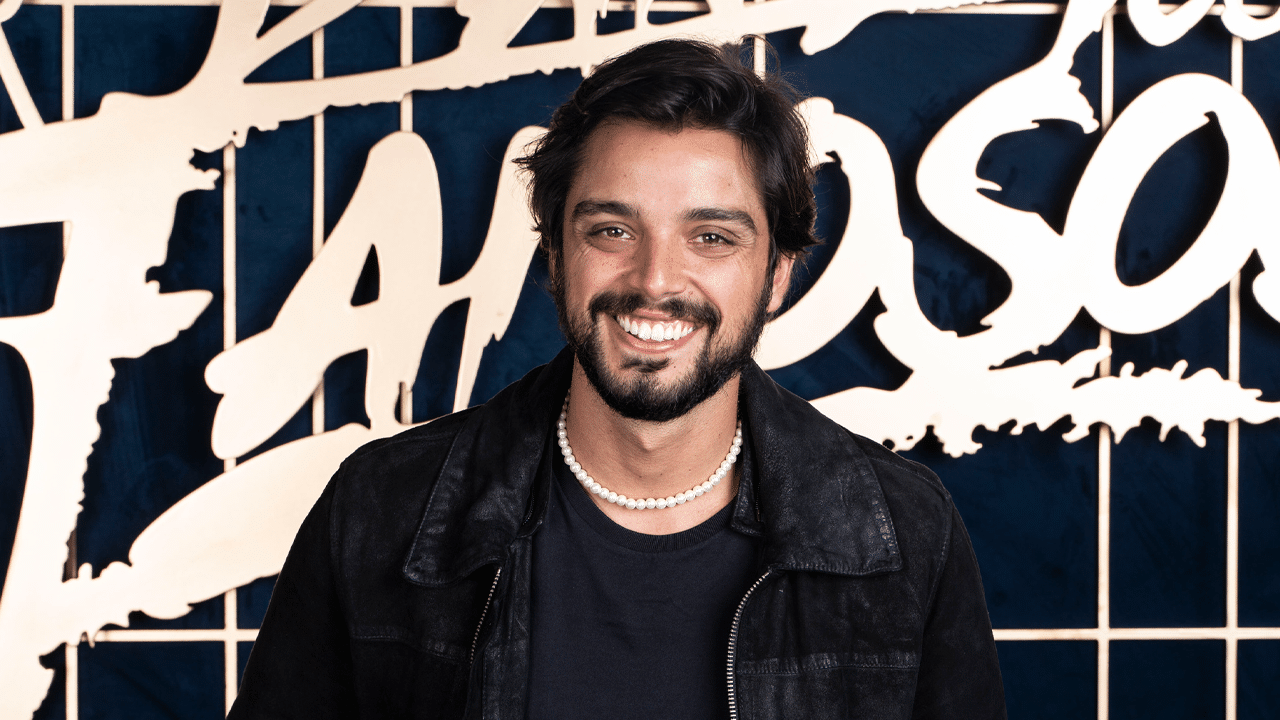 Rodrigo Simas abandona elenco de novela que promete salvar horário da Globo