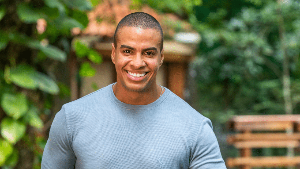 De férias da Globo, Thiago Oliveira ostenta tamanho impressionante em ...