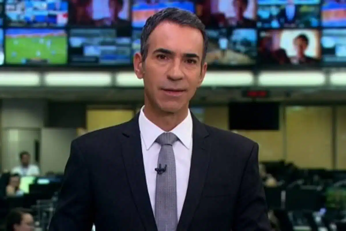 Depois de 28 anos, César Tralli encontra carta da mãe e se emociona ao ler