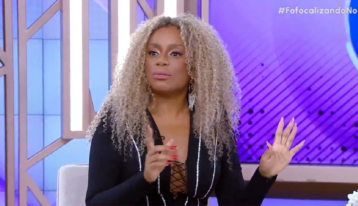 Apresentador do SBT expõe Cariúcha no Fofocalizando: "Nova Hebe Camargo"
