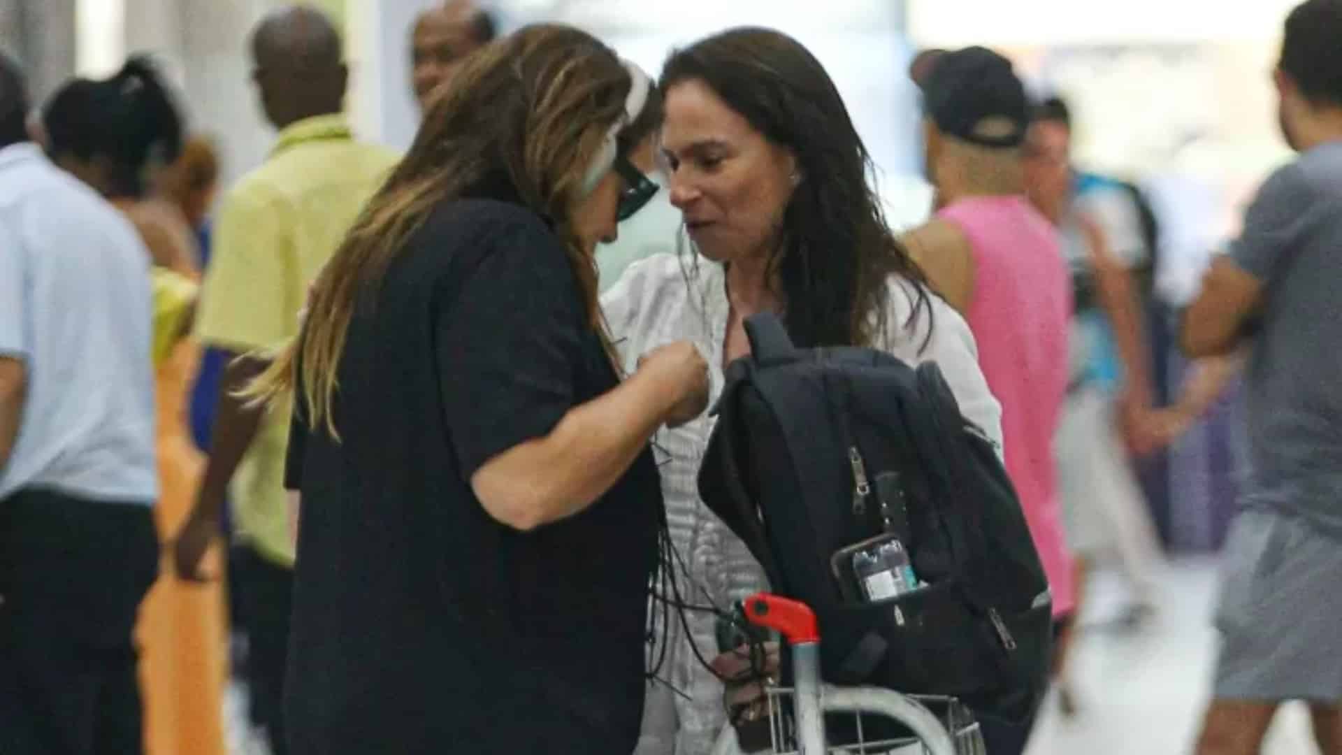 Muito discreta, Ana Carolina é flagrada trocando carícias com nova namorada
