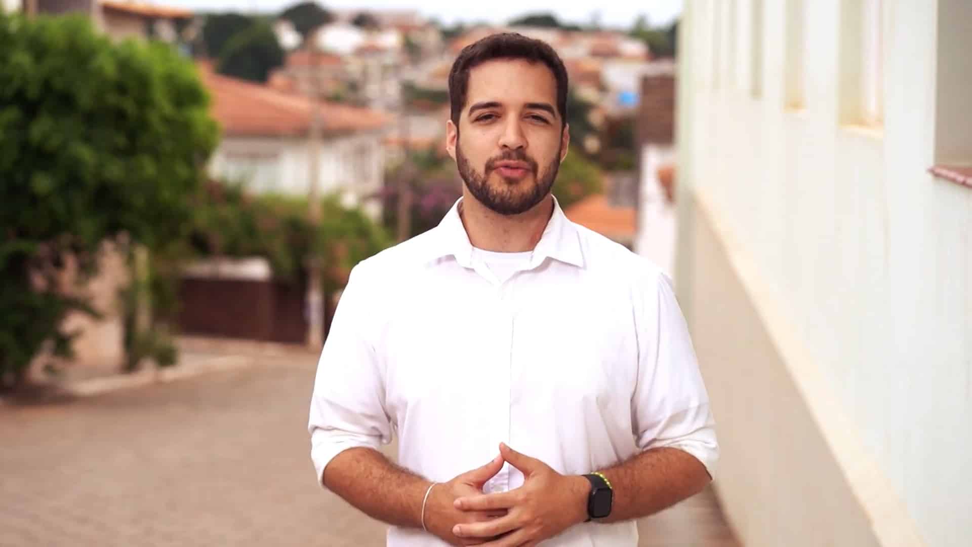 Repórter da Globo que levou facada pede demissão para virar assessor de político