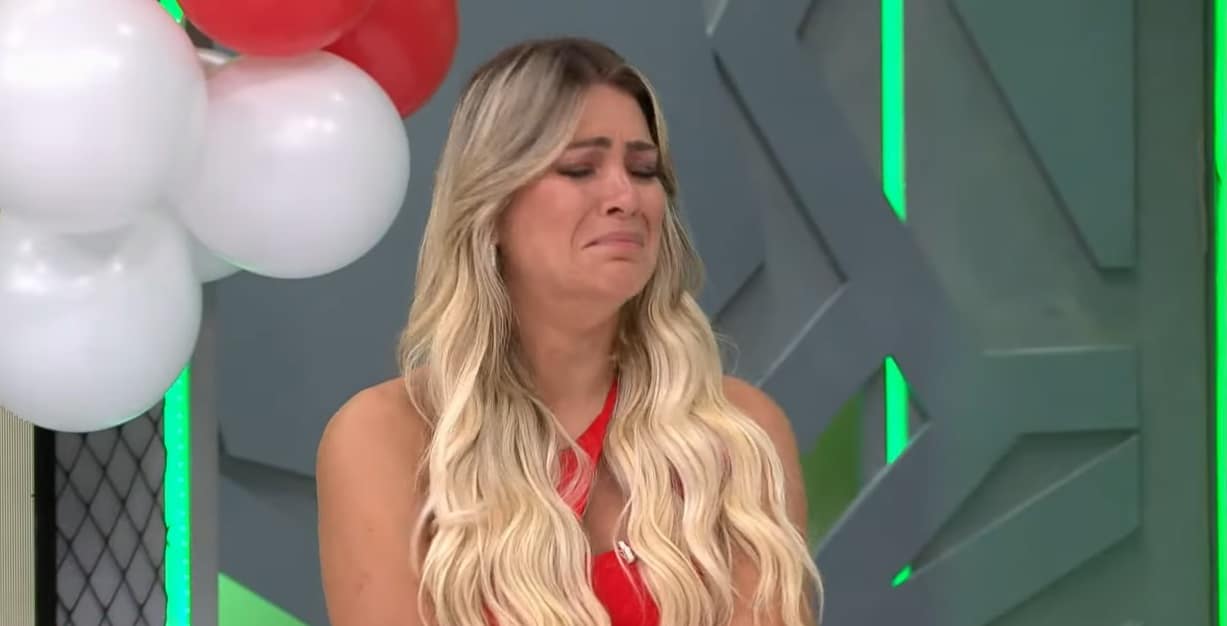 Renata Fan cai no choro com declarações durante o Jogo Aberto