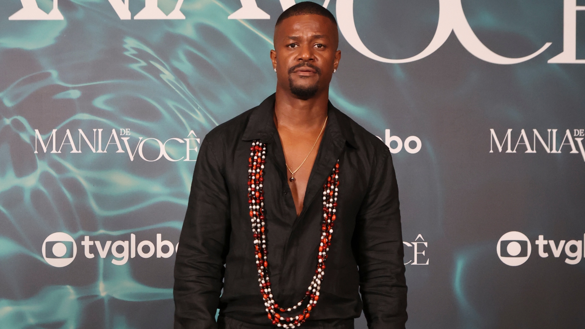 David Junior sai de buraco sem fim em séries para levar malemolência à novela das 9