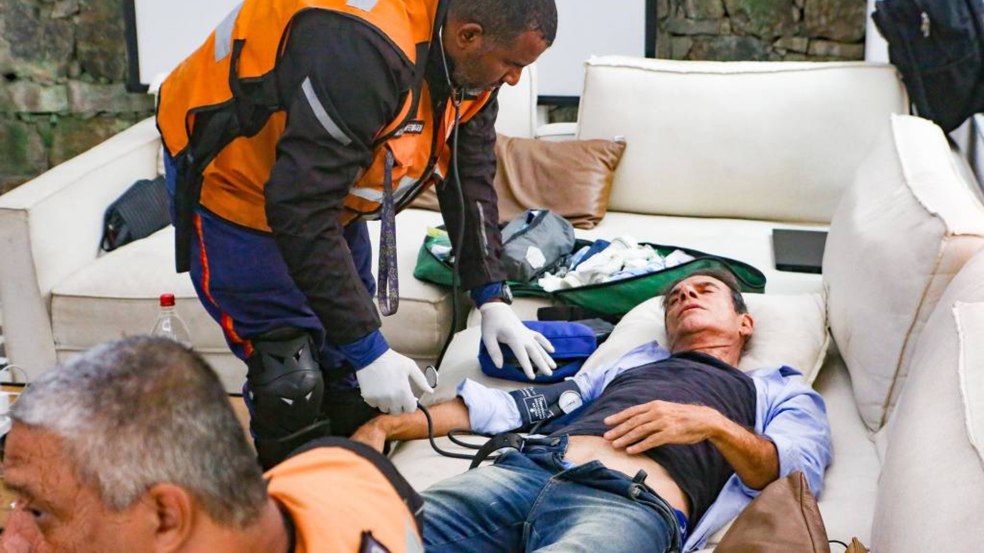 Mário Gomes é atendido pelo SAMU depois de desmaiar em mansão alvo de ...