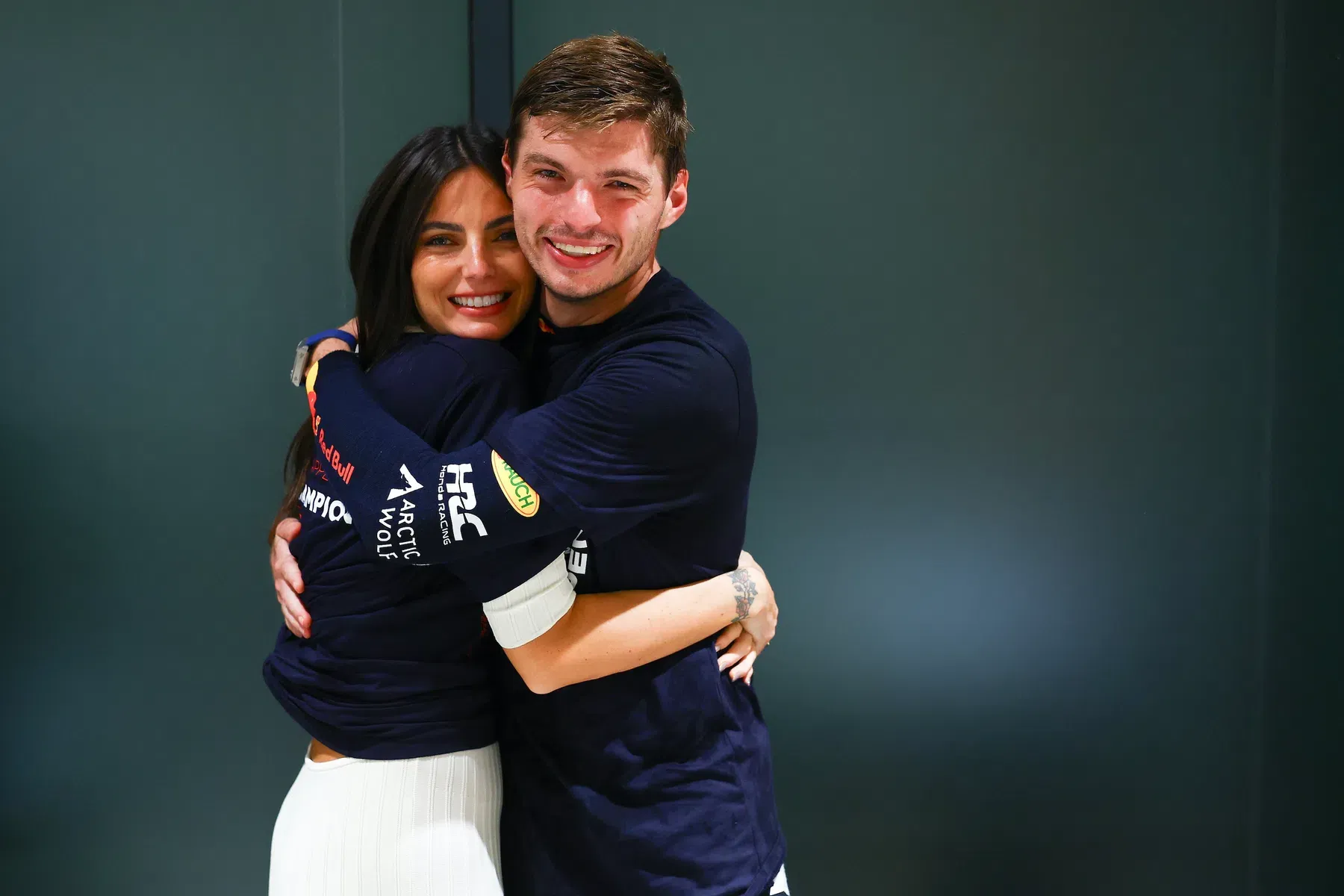 Max Verstappen e Kelly Piquet anunciam nascimento da filha Lily
