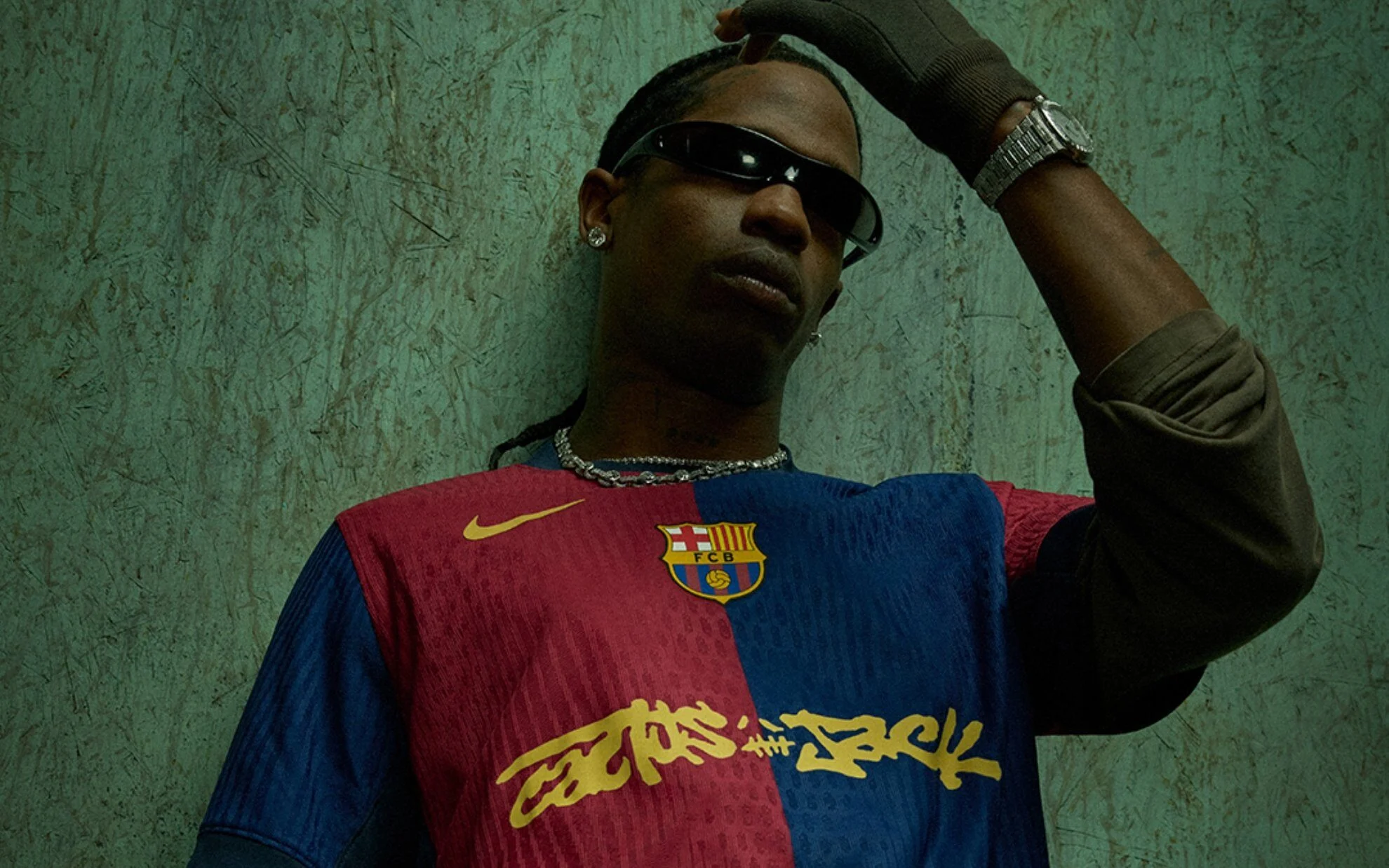Barcelona lança uniforme especial com Travis Scott