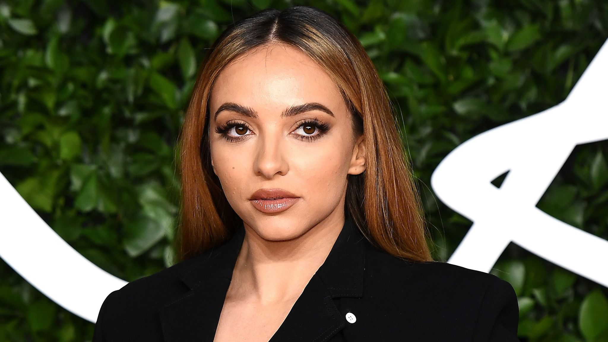 Ex-integrante do Little Mix revela luta diária para não usar caneta ...
