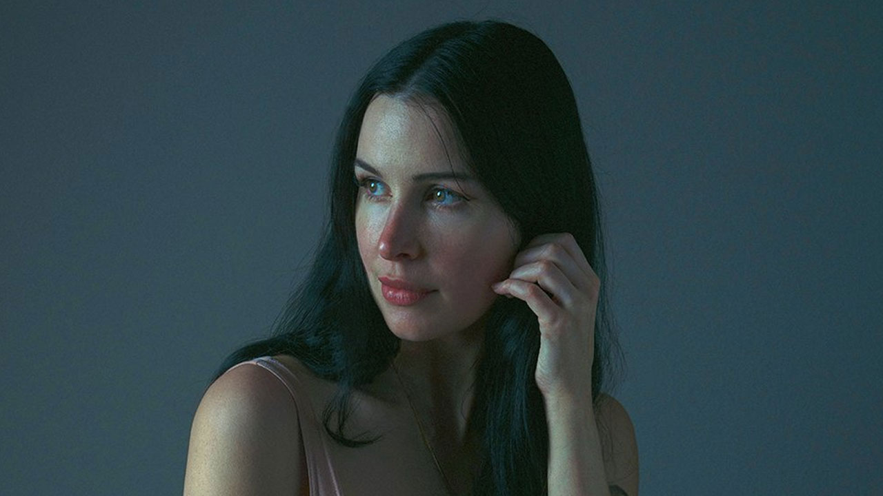 Influenciadora que procura um marido explica por que só toma banho a cada 10 dias