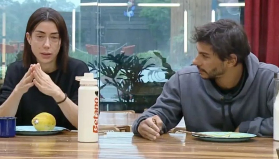 Michelle Barros e Shia Phoenix admitem sentimento em A Fazenda 1