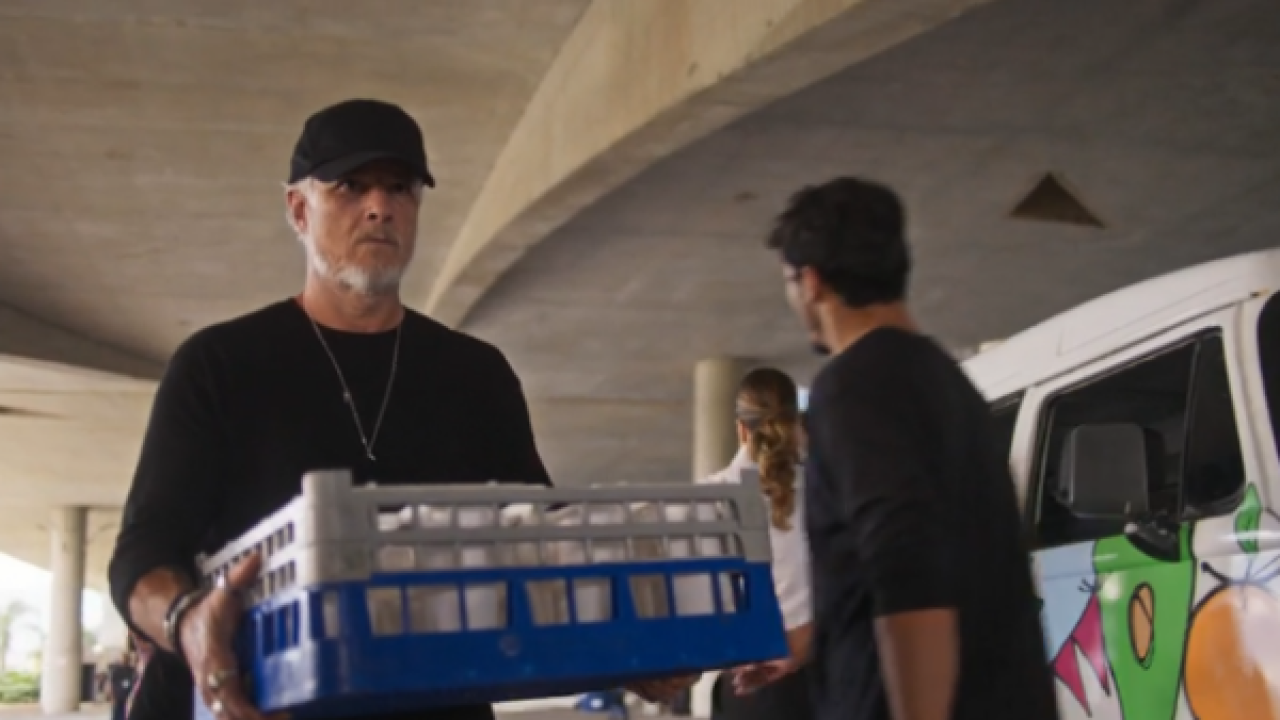 Dona de Mim: Jaques ameaça o desfile de Leona e Samuel