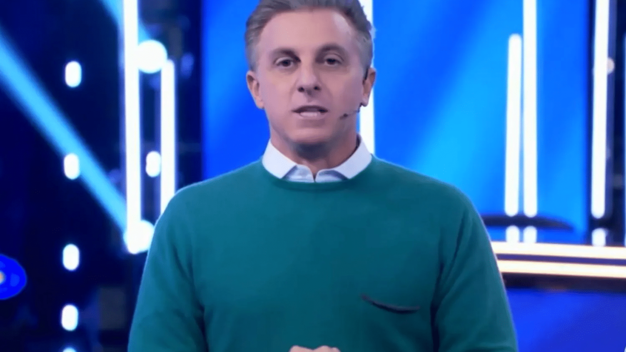 Luciano Huck se desculpa após pergunta racista no Domingão: "Errei"